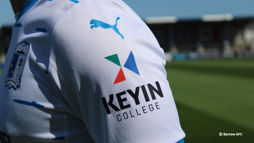 カナダとイングランドの融合：Keyin CollegeがBarrow AFCのスリーブスポンサーに – GLOCAL SPORTS NEWS